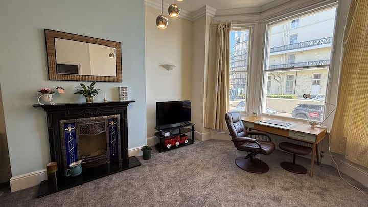 4 Queens Gardens Seaside Apartment - Eastbourne