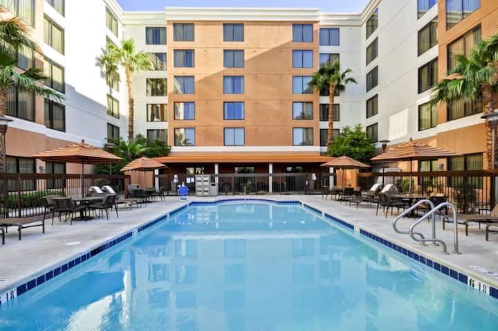 Vegas Luxury Escape | Pool. Free Breakfast. Gym - Las Vegas, NV