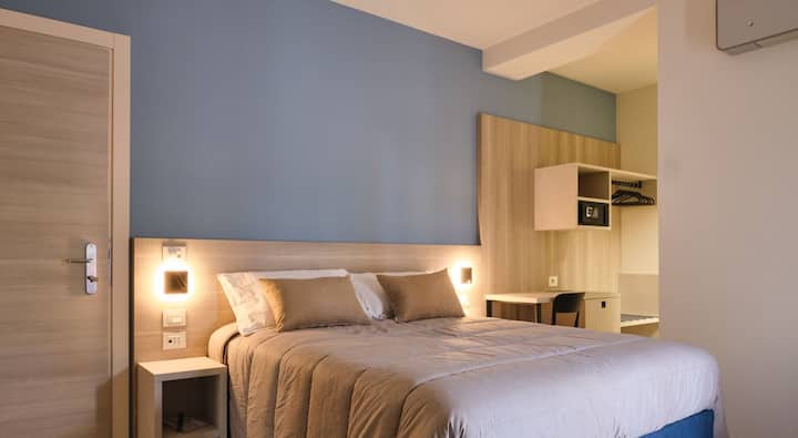 Chambre Double Rénovée De Façon Moderne Dans Un B& - Adria