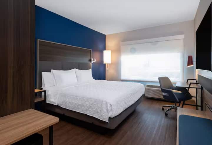 Modern Naperville Room | Pool. Breakfast. Gym. - Aurora, IL