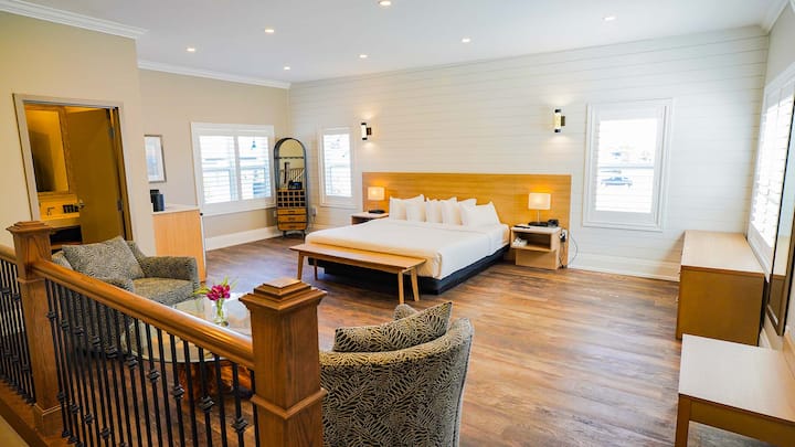 Colonial Hotel & Suites - Brenner Luxury Pool View - Grand Bend
