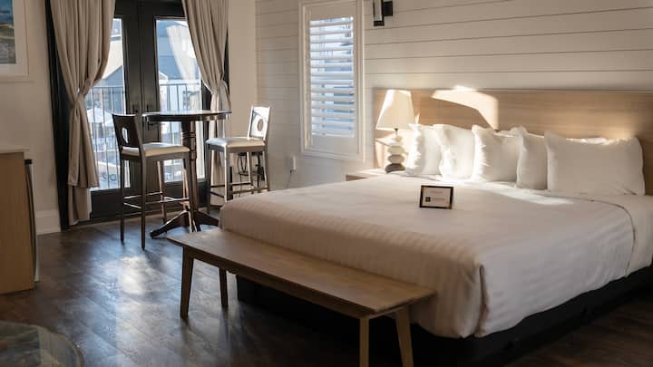 Colonial Hotel & Suites - Brenner Luxury Pool View - Grand Bend