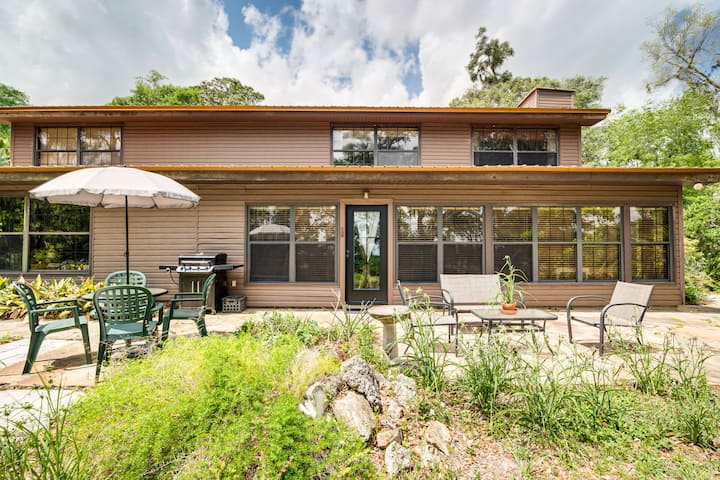 Lake Access + Private Patio: Sunny Inverness Apt! - Inverness, FL