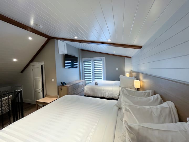 Colonial Hotel & Suites - Double Queen Pool View - Grand Bend