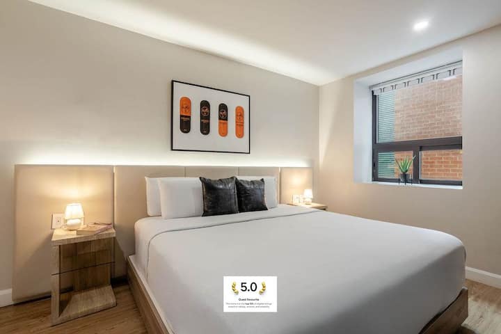 The Prada King Room – Mtl Centre - Montreal