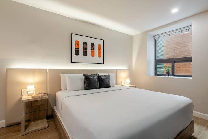 The Prada King Room – Mtl Centre - Montréal, QC