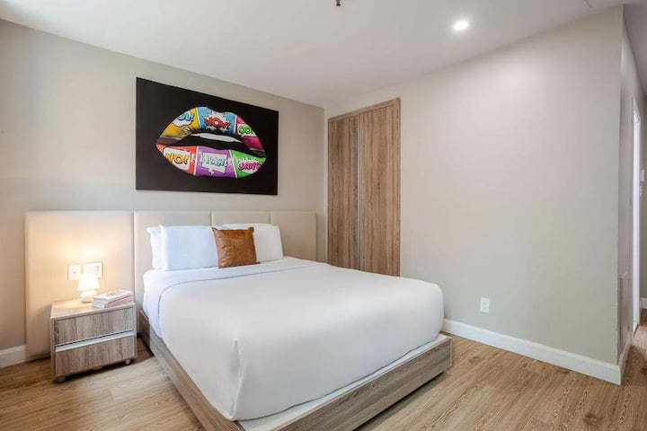 Vibe Queen – Central Montreal - Montreal