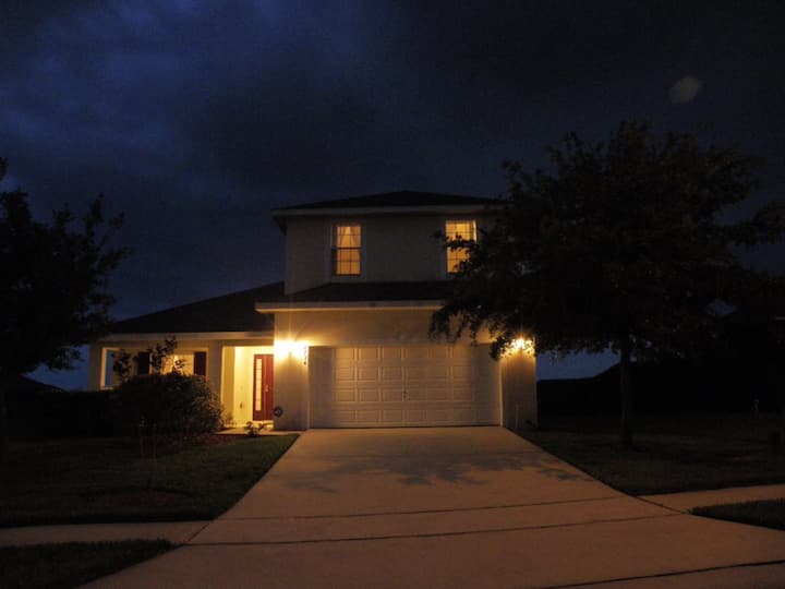 Beautiful 2 Storey 4 Bed Pool Home With Lake View - St. Cloud, FL