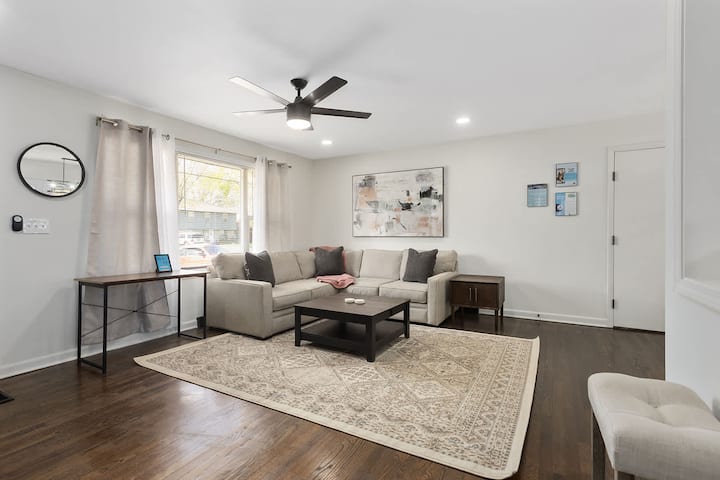 Spacious Home+sleeps 9+pets Welcome+steps To Shops - Lee's Summit, MO