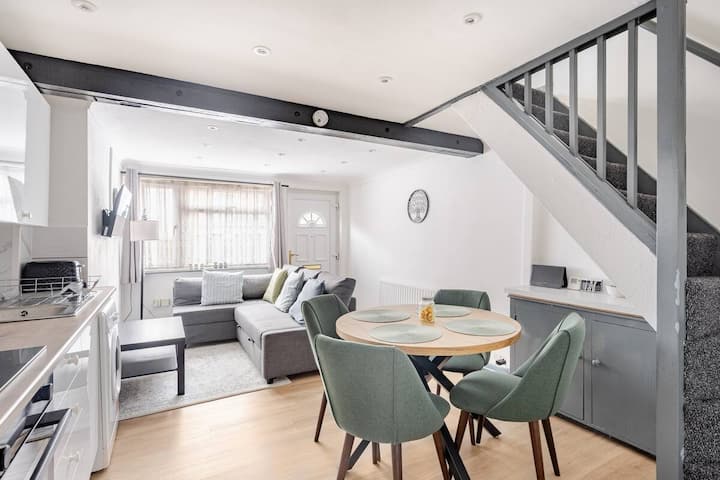Comfy 3 Bed • Town Centre • Contractor-friendly - Colchester