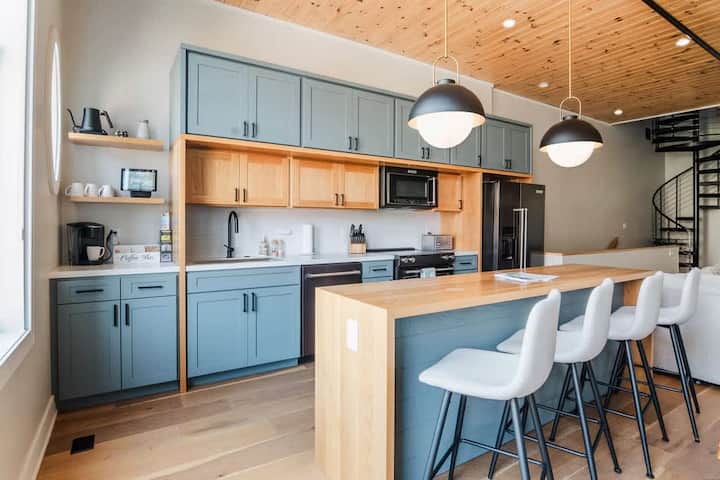 Luxury Tc Loft+ Rooftop + Hot Tub - Traverse City, MI