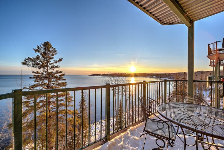 Superior Lakefront 2br | Pool • Hot Tub • Ev - Two Harbors, MN