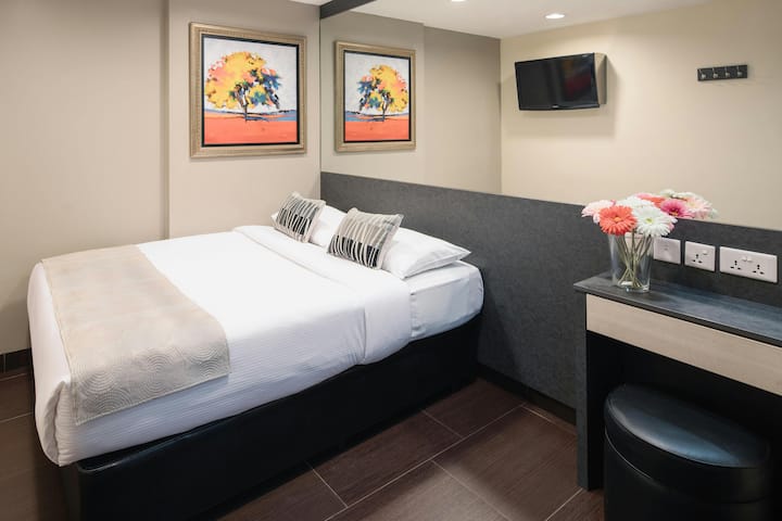 Standard Queen Room(no Window) In Quirky Shophouse - Queenstown