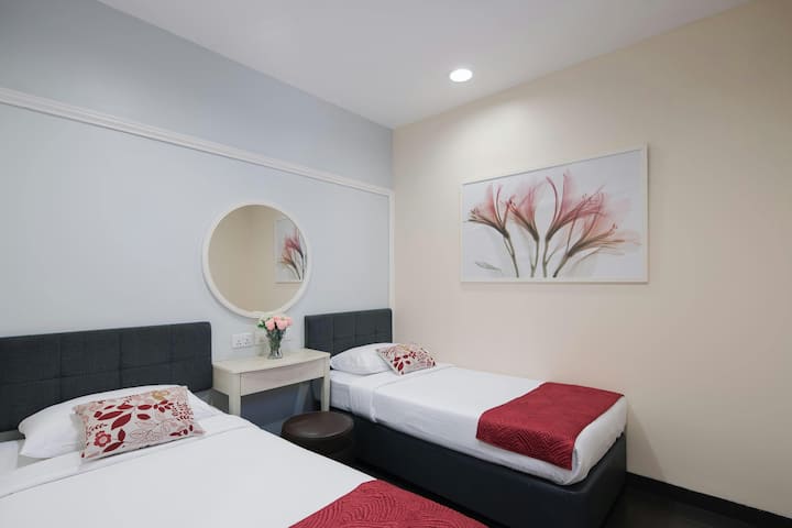 Standard Twin Room (No Window) 10mins From Orchard - Jurong East