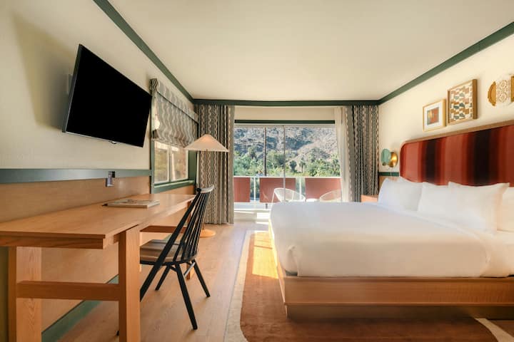 Poolside King Room With Accessible Features - Palm Springs, CA