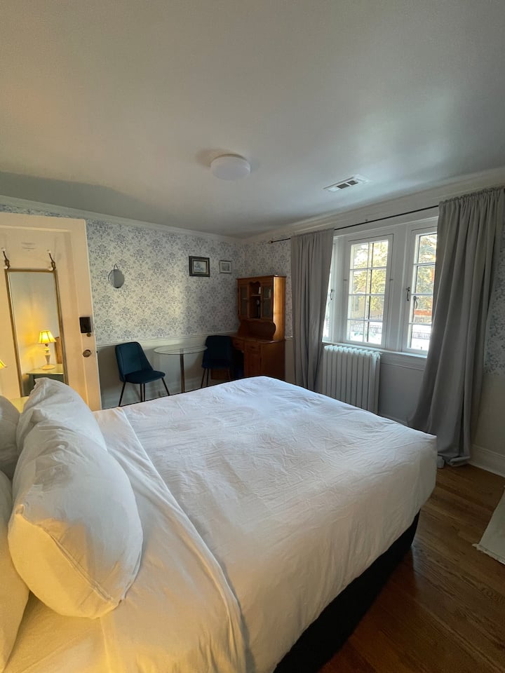 Queen Room | Parking | Downtown | Shared Bath - 2 - Ottawa