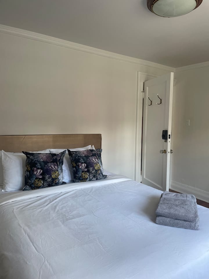 Queen Room | Parking | Downtown | Shared Bath - 2 - Ottawa