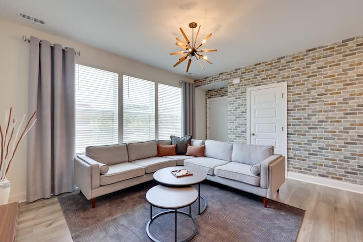 Modern Downtown Apt W/ Balcony In Wake Forest! - Wake Forest, NC