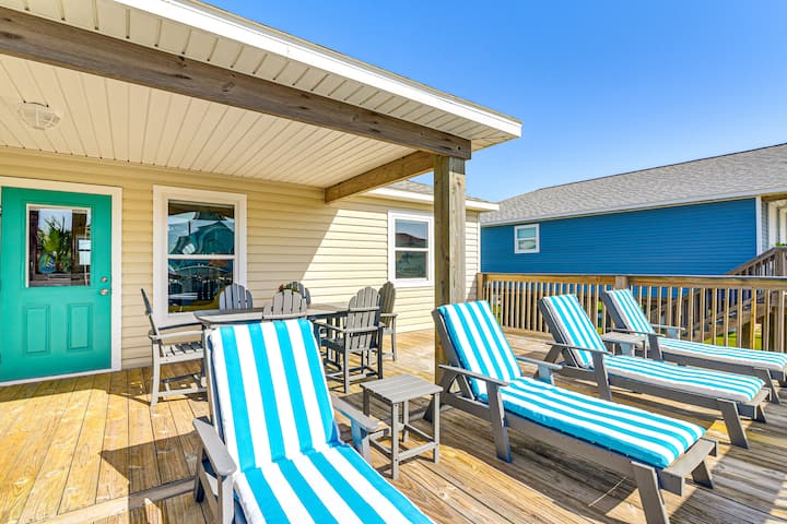 1 Block To Surfside Beach: Home W/ Gulf Views! - Surfside Beach, TX