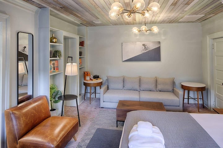 1st Floor King Suite Downtown Boutique Hotel - Savannah, GA