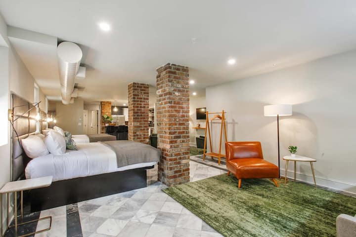 King + Queen Suite| 1st Floor| Sleeps 6! - Savannah, GA