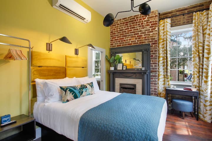 Sunny Queen Suite| Downtown| 2nd Floor - Savannah, GA