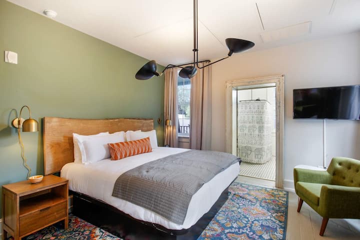 King Suite + Claw Foot Tub |Downtown - Savannah, GA