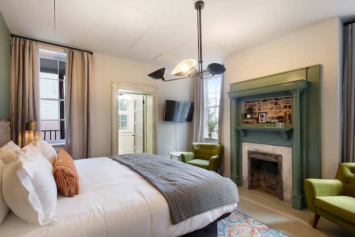 King Suite + Claw Foot Tub |Downtown - Savannah, GA