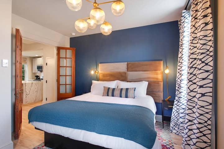 Luxury King Suite W/ Full Kitchen | 3rd Floor! - Savannah, GA