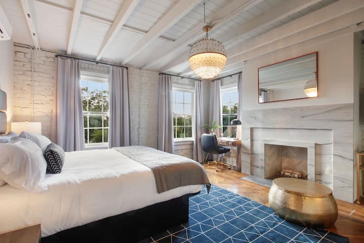 King Penthouse | Clawfoot Tub| Downtown - Savannah, GA