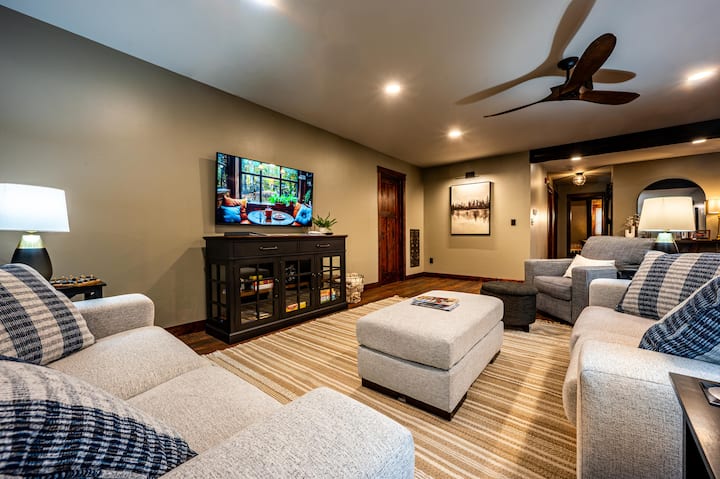 Rustic And Refined Downtown | Walk To Shops & Dine - Nashville, IN