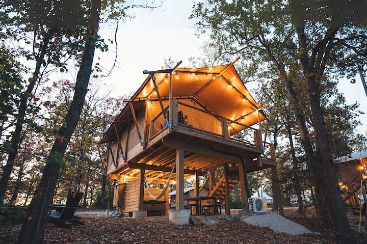 Ultimate Treehouse With Hot Tub (Dog Friendly) - Branson, MO