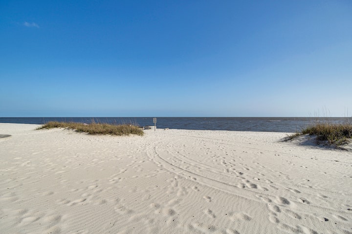 Walk To Gulf Coast: Biloxi Condo W/ Pool Access - Biloxi, MS