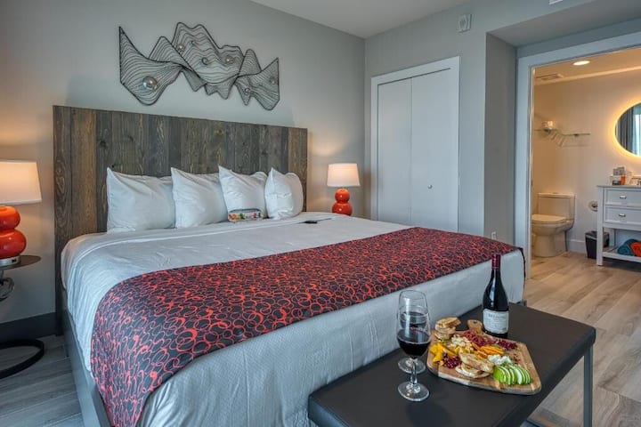 Steps To Beach & Sunsets -2 Family-friendly Units - St. Petersburg, FL