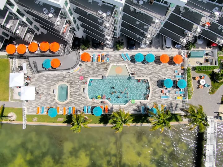 Comfort And Convenience: 2 Suites W/ Full Kitchen - St. Pete Beach, FL