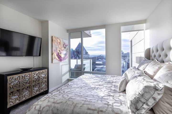 Luxury King Suite W/ Pool/hot Tub/gym - Victoria