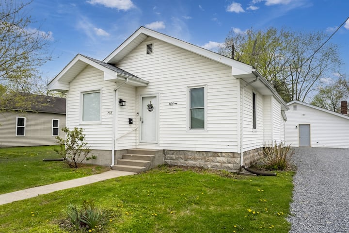 Modern Midtown 2br • 30+ Day Stays - Marion, IL