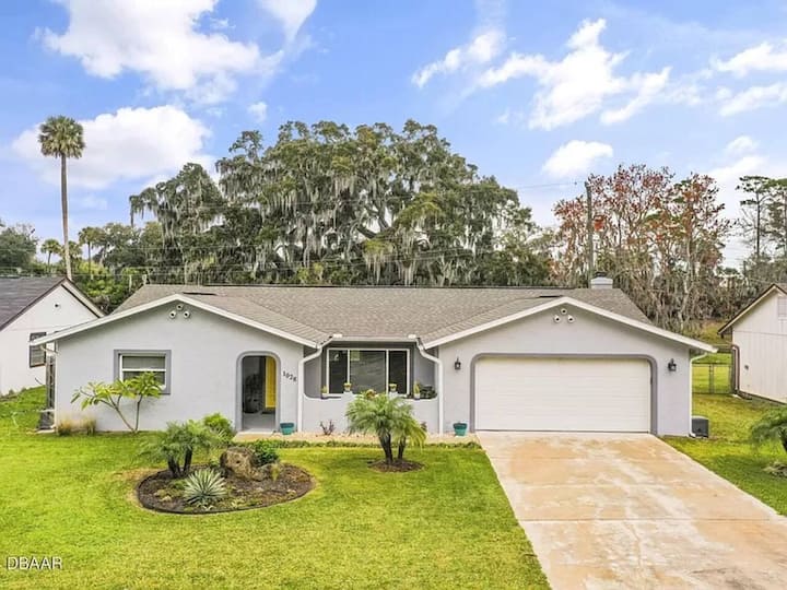 Pool Party In Daytona! Sleeps 8 - Daytona Beach, FL