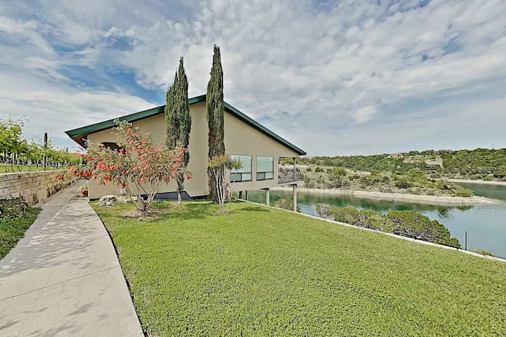 Lakefront Vineyard Villa With Stunning Hill Views - Lago Vista, TX
