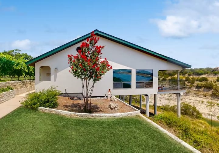 Lakefront Hill Country Villa On Family Vineyard - Steiner Ranch - Austin