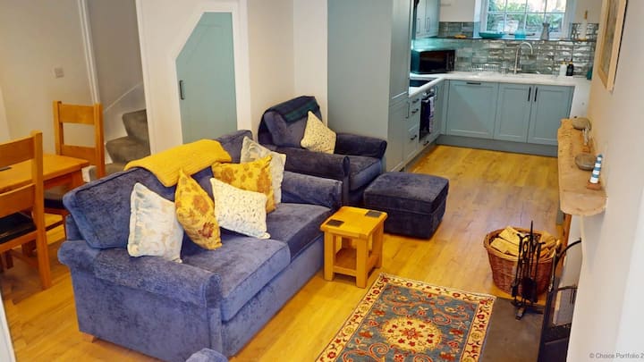 Norma’s Cottage: Charming 2-bedroom In Appledore - 阿普爾多爾