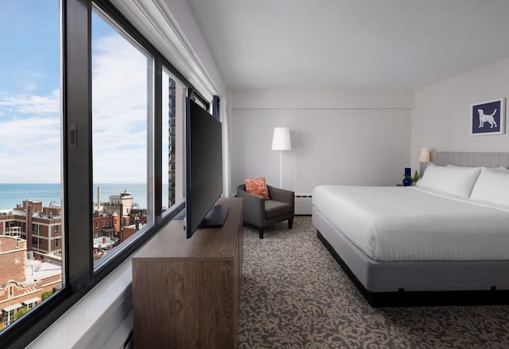 Pet-friendly Stay W/ Breakfast With Lake View! - Chicago, IL