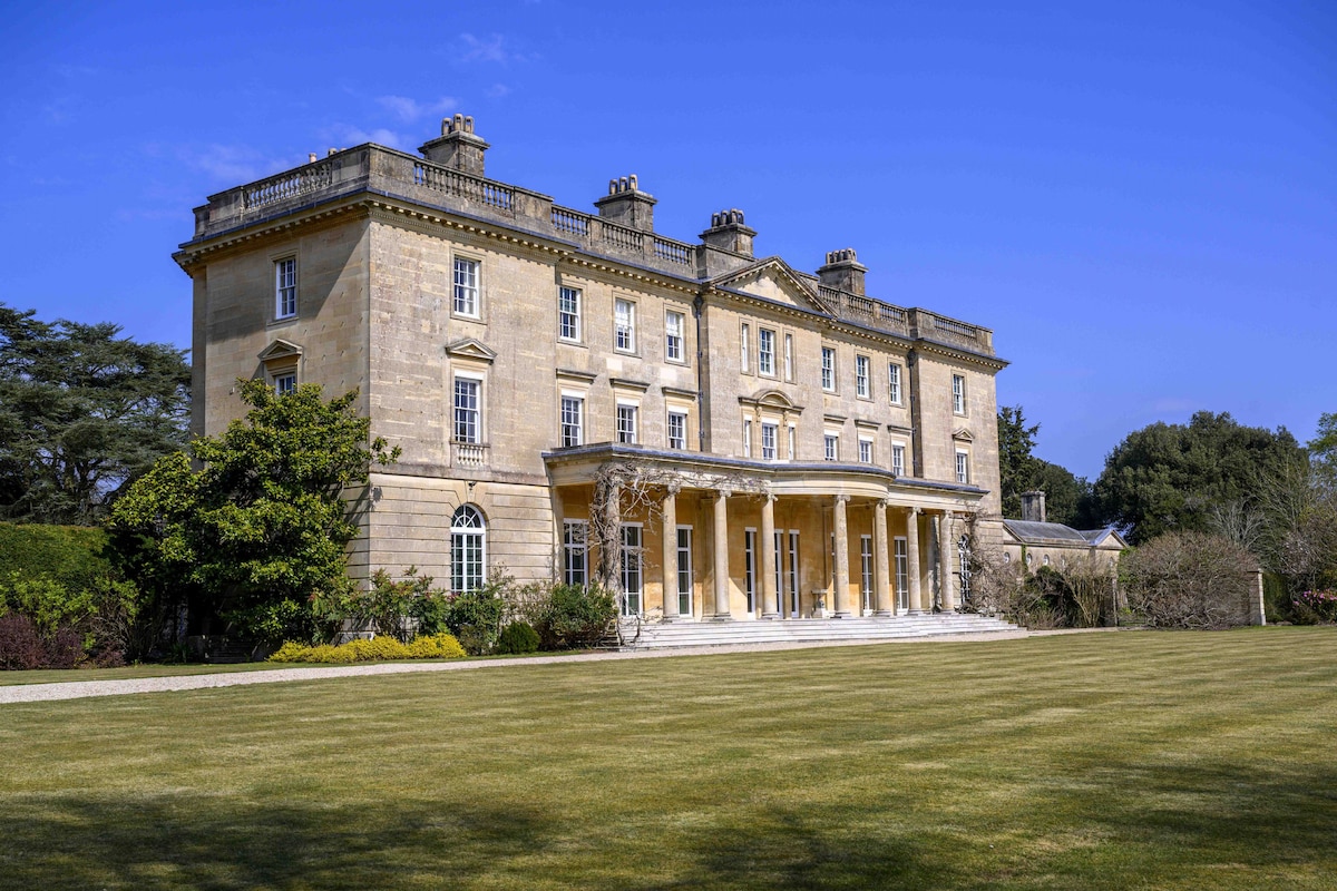 Grand apartment within Exbury House w/pool - Flats for Rent in Exbury ...
