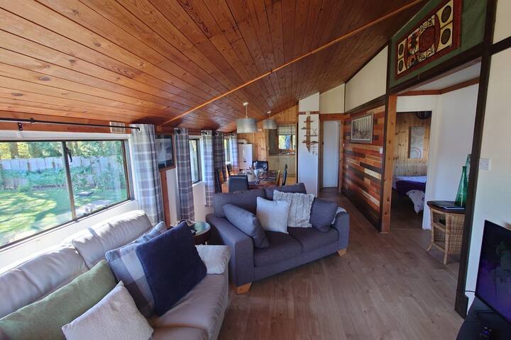 Wildwood Cabin - Sleeps 6, Hot Tub & Parking - Moffat