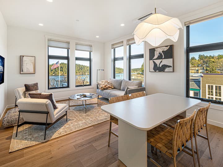 New Luxury Penthouse! Stunning Water And Town View - Friday Harbor, WA