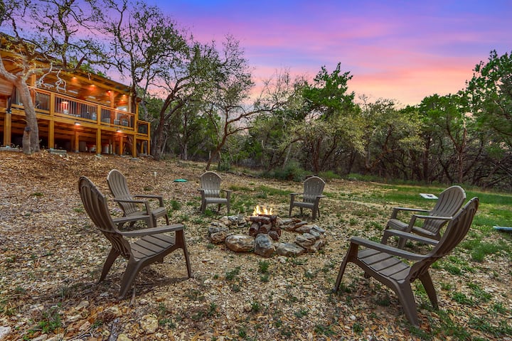 Good Day Treehouse I Hot Tub, Stargazing - Wimberley, TX
