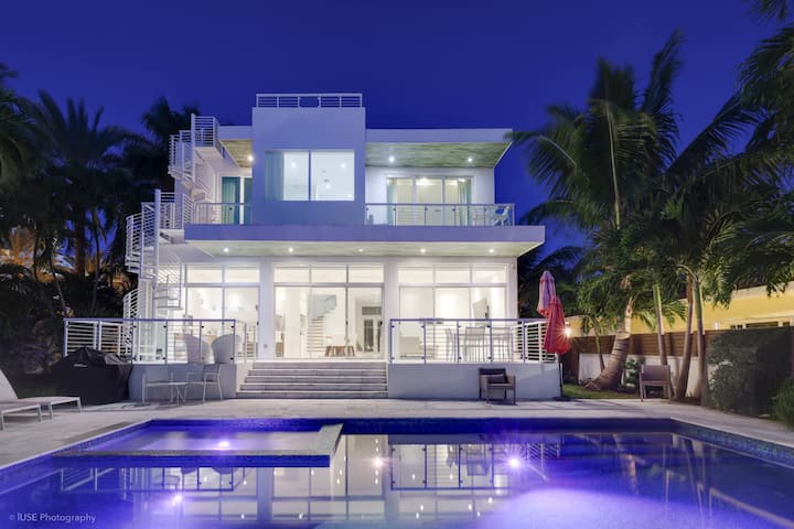 Miami Stunning Waterfront Escape - Miami Beach, FL