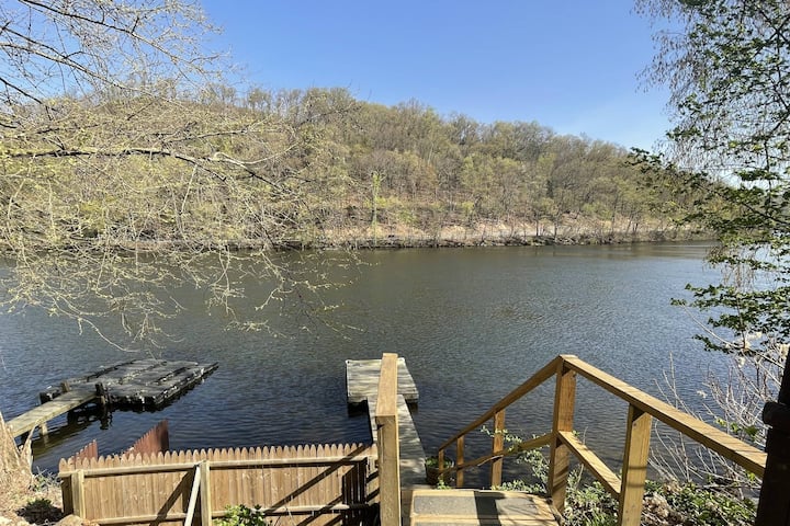Magical Lakeside – Lake Zoar Views & Private - Sandy Hook, CT