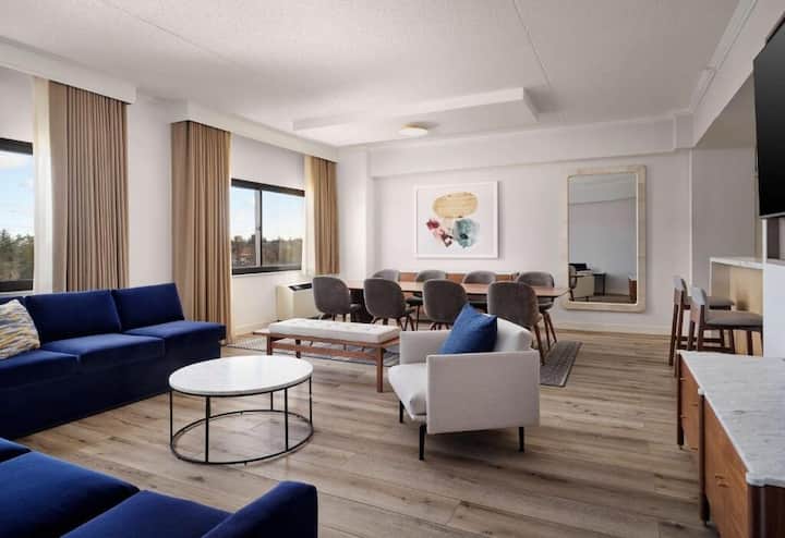 Pet-friendly Stay W/ Free Shuttle, Onsite Bar - White Plains, NY