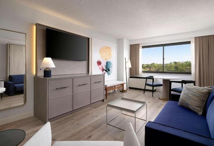 Cozy Room | Free Shuttle, Gym, Onsite Bar & Resto - White Plains, NY